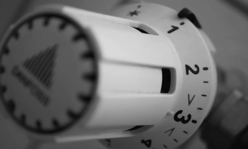 Brusel pritvrdzuje! Od roku 2027 si za kúrenie priplatíme stovky eur ...